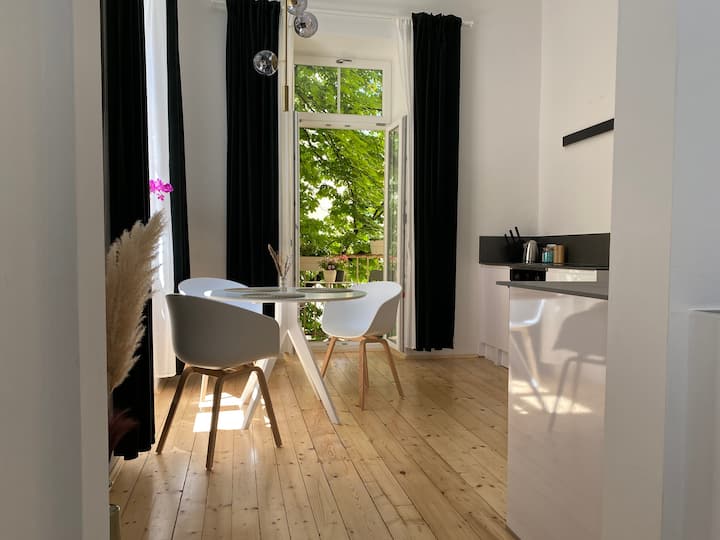 Urban Pine Flat | Home & Business (Vat) - München