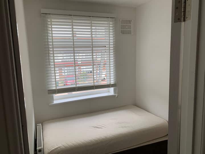 Small Room In Crawley Town Centre - Crawley