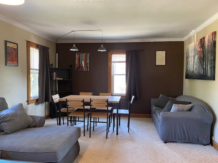 Cozy Dog Friendly Duplex With A Fenced In Backyard - Brookfield, WI