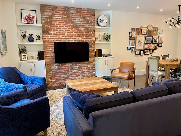 Beautiful Roncy Family Home W/parking - Toronto, ON