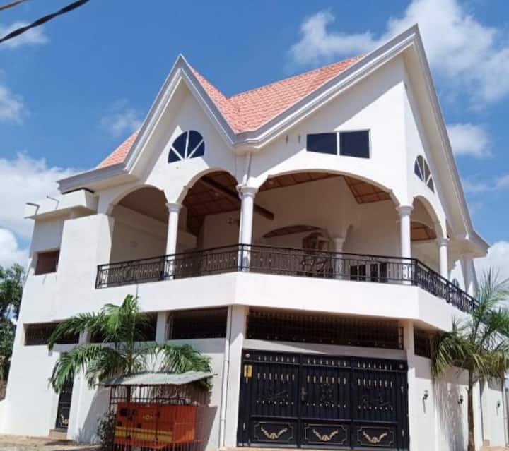 Magnifique Villa Avec Parking Gratuit Surplace - Benin