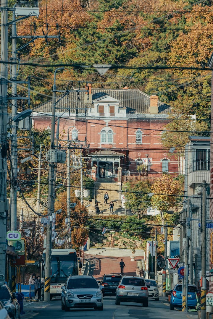 넓은 침대, 오래된 마을이 내려다보이는 옥상이 있는 숙소 - Mokpo-si