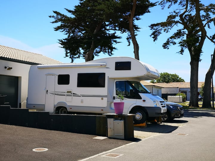 Charmant Camping-car, Parking Gratuit Sur Place - Pornic