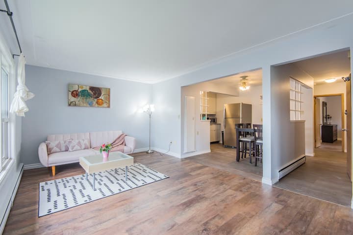 Lovely 2-beds Apartment W/ Free Parking - Waterloo