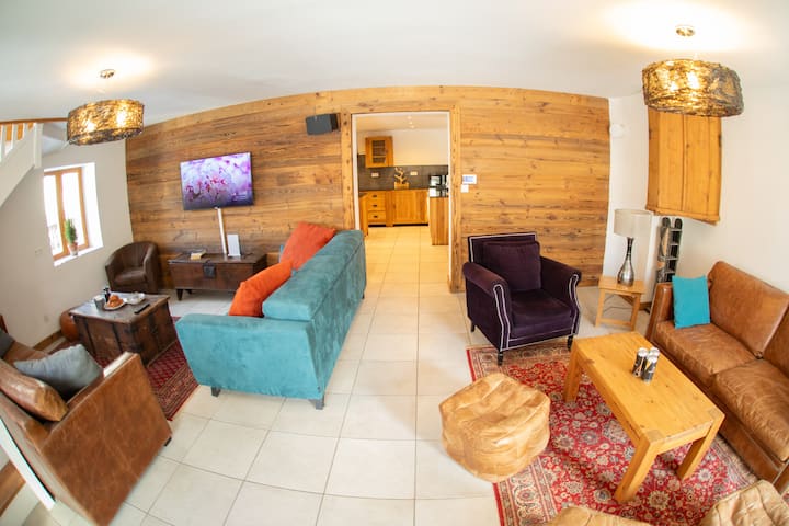 Stylish Central Chalet With Hot Tub - Morzine