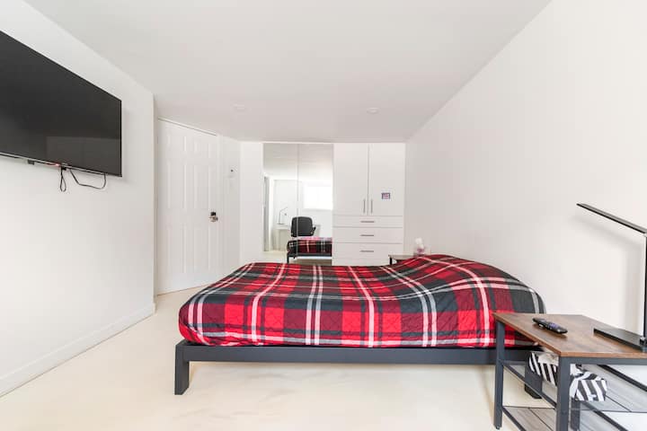 Wonderful, Bedroom With Private Bathroom. - Montreal