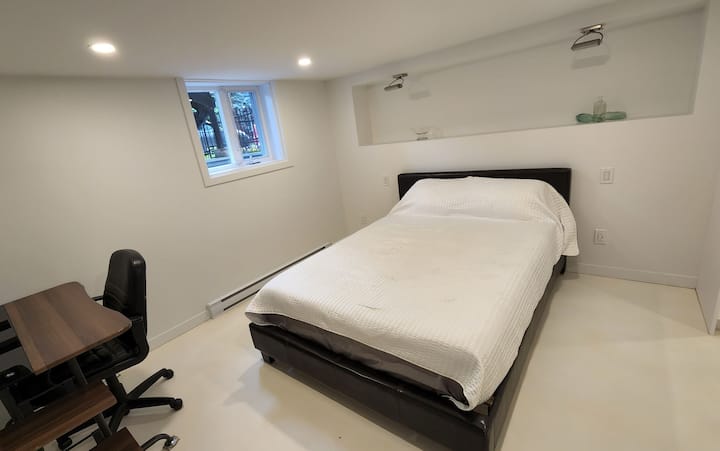 Beautiful Bedroom With Private Bathroom. - Montreal
