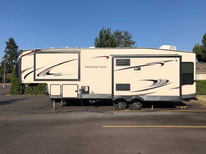 34' 5th Wheel Trailer - Comfortably Sleeps 4 - Cheyenne, WY