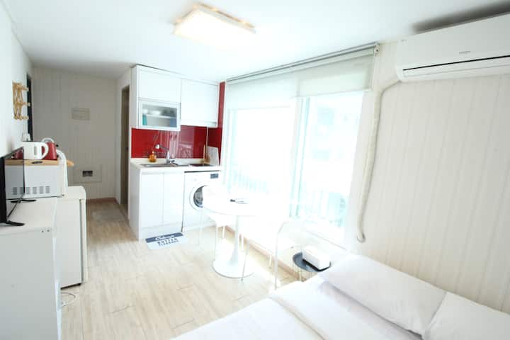 Sunny Big Window Near Ku Station On Line2 - Seoul