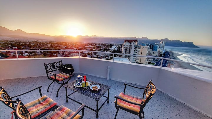 Stunning Beach Front Apartment With Views Galore! - Somerset West