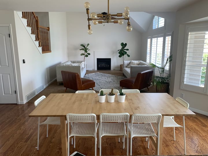 Cheerful 3 Bedroom Home, Close To Everything - West Jordan, UT