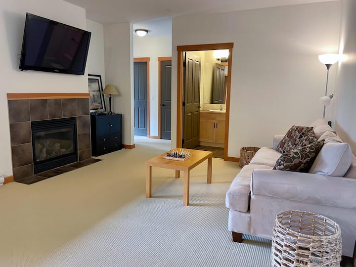 Large 2br Condo W/mountain View And Outdoor Pool - Canmore