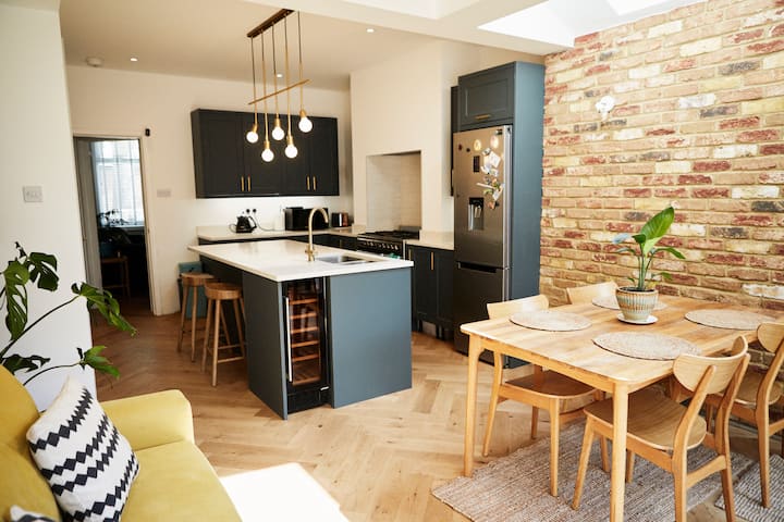 Well-equipped 4 Bedroom Family Home With Garden - Chingford