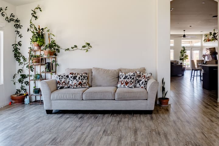 The Recharge B : Gym | Ev | Arcade | Shared Bath - Bakersfield, CA