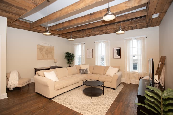 The Yates Loft - Downtown Geneva - West Chicago, IL