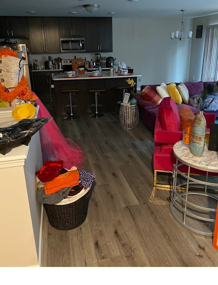 Cheerful Honey Comb Hideout (Private Room) - Arnold, MO