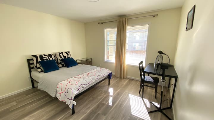 Entire Spacious Sunny Walkout Basement 2-bedroom - Calgary