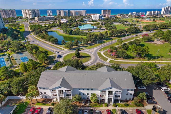 Beach Condo Steps To Sand | Fully Renovated + Pool - Destin, FL