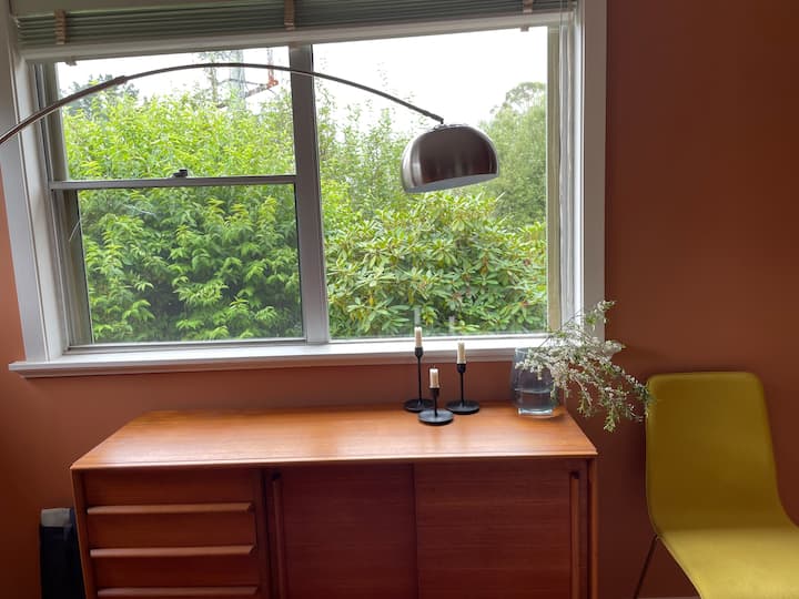 Cheerful Mid-century Cottage With Indoor Fireplace - Blue Mountains