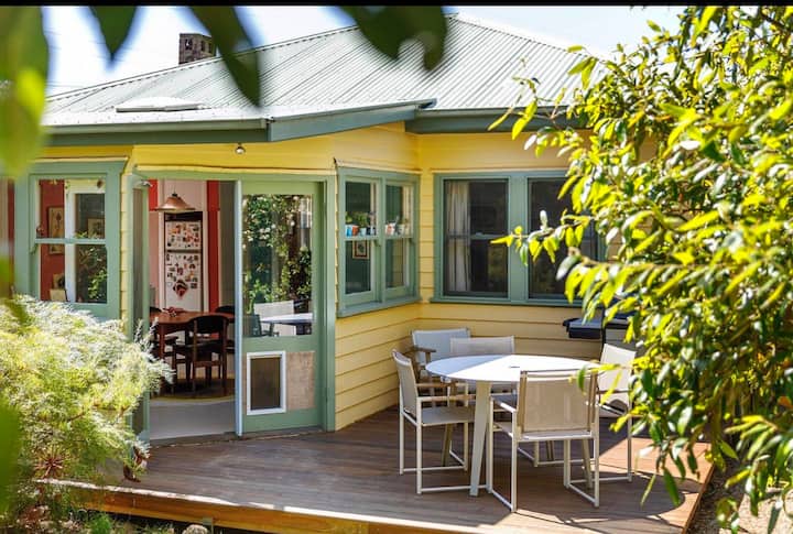 Cheerful Mid-century Cottage With Indoor Fireplace - Katoomba
