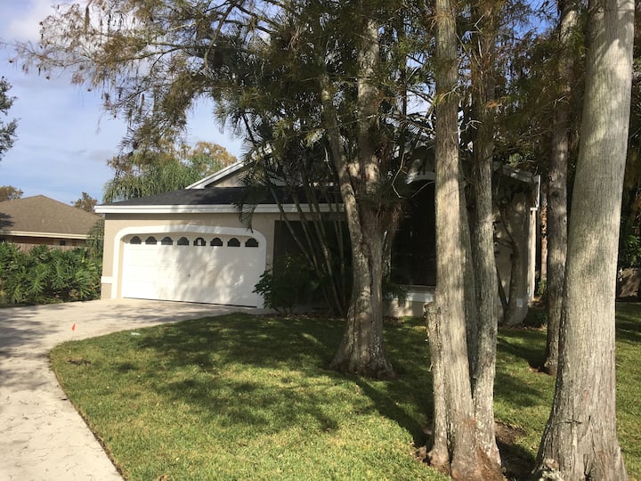 Charming 3-bedroom Home With The Pool And Patio - Royal Palm Beach, FL