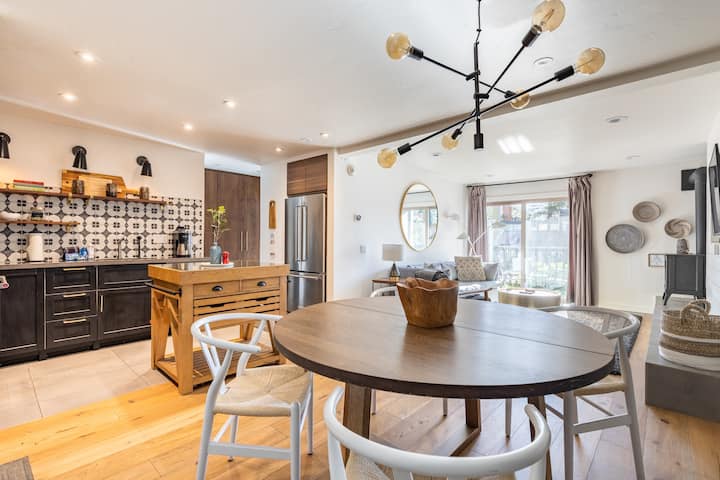 Stylish Condo By Canyon | Fireplace + Sauna Access - Mammoth Lakes, CA