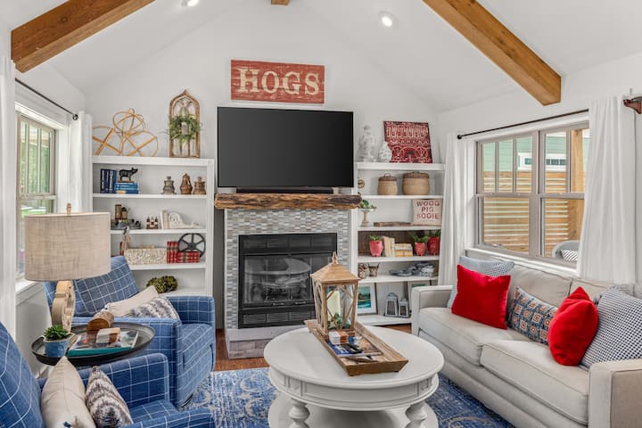 Wilson Farmhouse | King Bed | Near Dickson & Uofa - Fayetteville, AR
