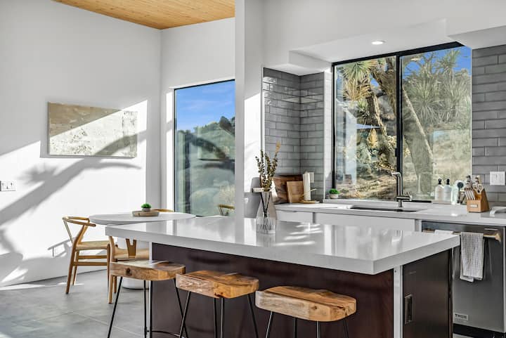 Modern Desert Oasis W/ Hot Tub & Panoramic Views - Yucca Valley, CA
