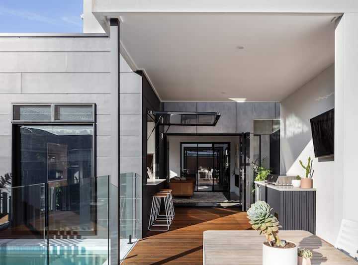 City Meets The Sea Modern 4 Bedroom Home With Pool - Wollongong