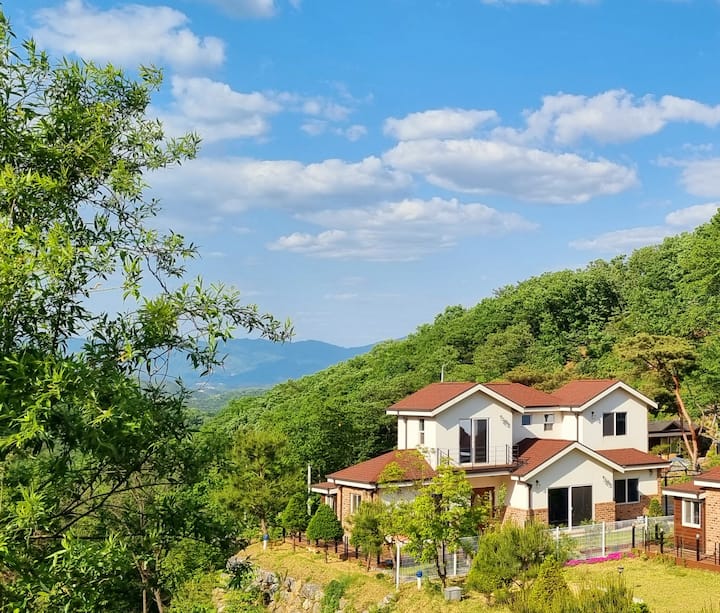 다올B동(전원주택 2층독채)
방3(침대3),화장실2개/바베큐/전체방 에어컨/바람막이 - 퇴촌면