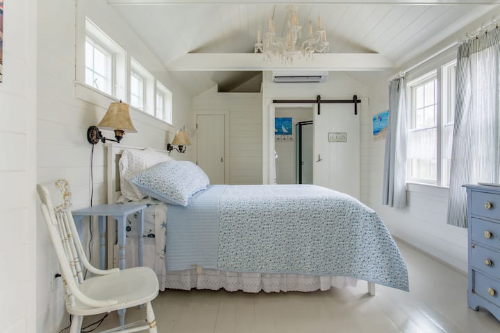 "Snug" Cottage Near Town, Pond And Ocean Beaches. - Barnstable, MA