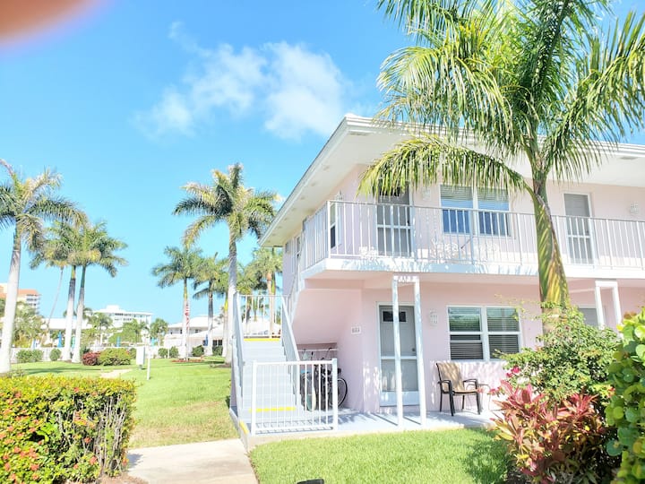 Deluxe 2 Bedroom Condo - Walk To Beaches! - Marco Island, FL