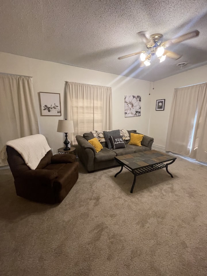 Lovely 2 Bedroom Apartment With Off Street Parking - Saint Joseph, MO