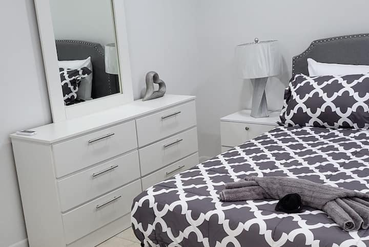 Relax & Explore—1br Near Las Olas Fun + Beach - Fort Lauderdale, FL