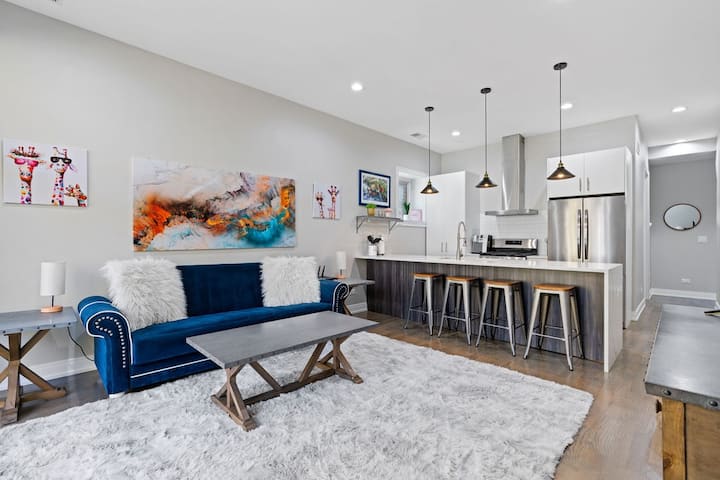 Lovely 3 Bedroom Condo With Front Patio. - Chicago, IL