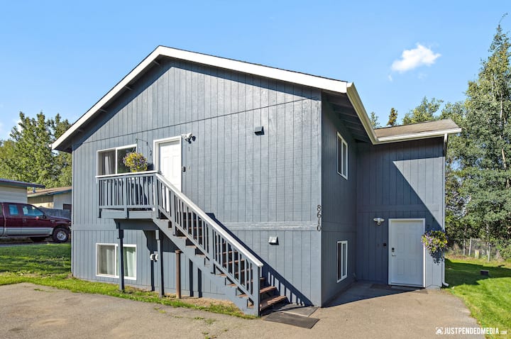 Big Group? 4br+4ba Roomy Duplex Near Arctic/dimond - Anchorage, AK