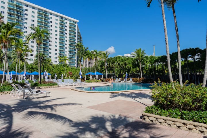 Resort-style Miami Condo 3 Beds - Sunny Isles Beach, FL