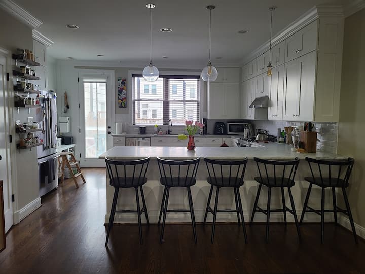 Charming 3-bedroom Rowhouse With Parking - Washington, DC