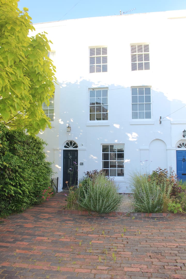 Beautiful And Spacious 3-bedroom Georgian Terrace - Howletts Wild Animal Park