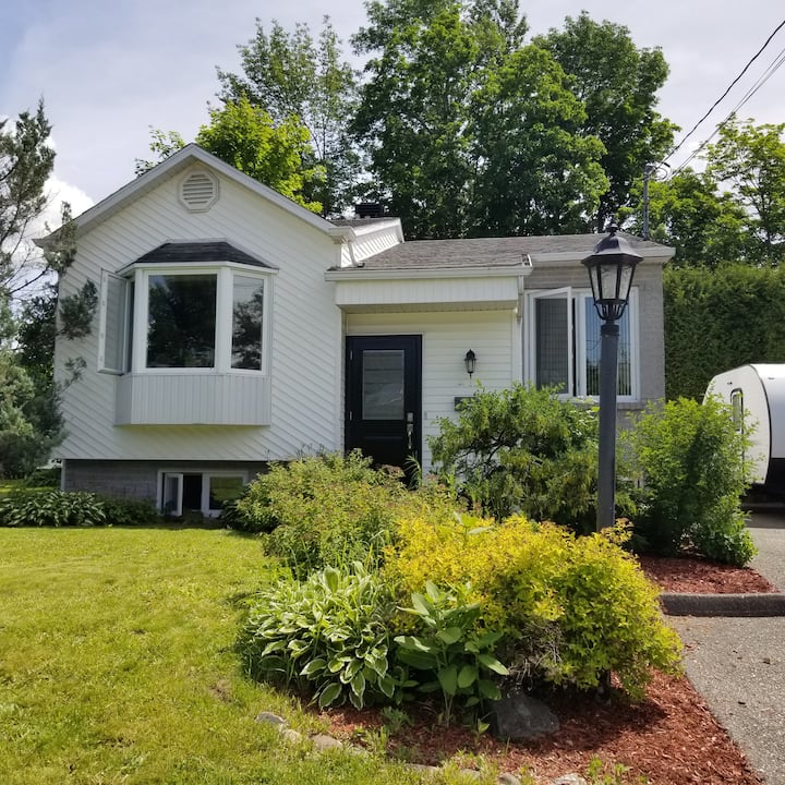 Chaleureux Bungalow - Sherbrooke