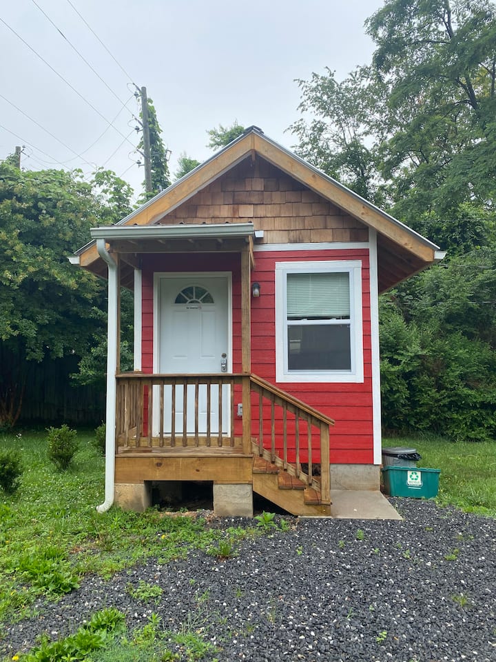 Adorable "Little Red" House With Kitchenette - Asheville, NC