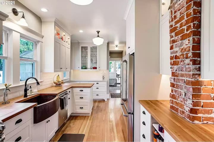 Bright 4-bedroom Home With Beautiful Gardens - Bethany, OR