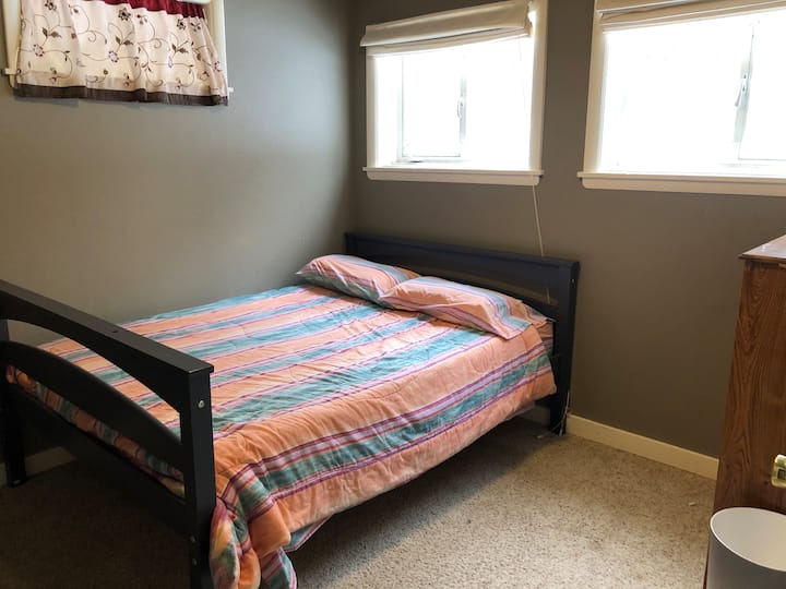 Cozy 2-bedroom With Family Room - Colorado Springs, CO