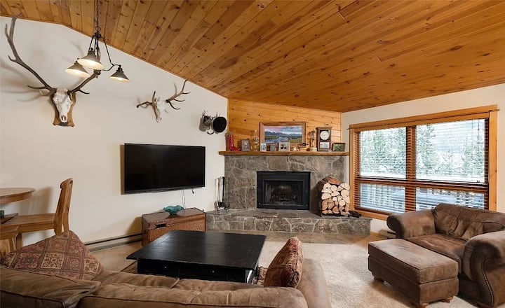 Lovely 3-bedroom Chalet Condo With Mountain View - Big Sky, MT