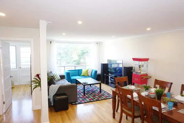 9 Bedrooms, 4 Bathrooms, 2 Kitchens, Free Parking - Montreal