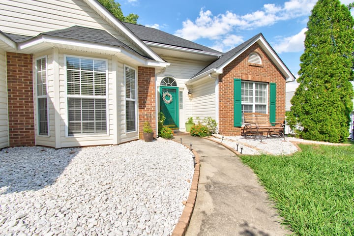 Centrally-located Cozy & Relaxing Charlotte Ranch - Lake Norman, NC