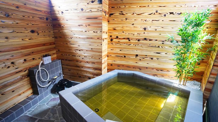 Yufuin Station 30sec, Yellow Onsen, 'Black House' - 유후인초 가와카미