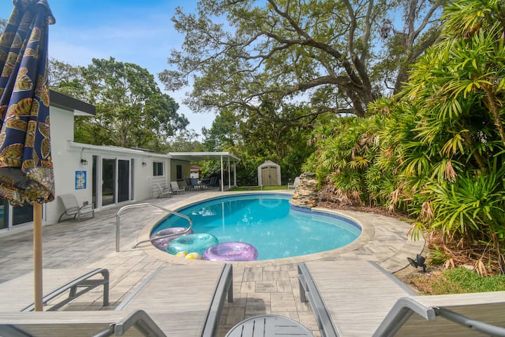 Mad Beach Hideaway • Private Pool • 4 Bed • 3 Bath - Madeira Beach