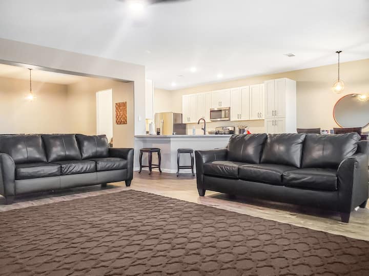 Spacious 7 Bedroom Home. Family-friendly Location. - Houston, TX