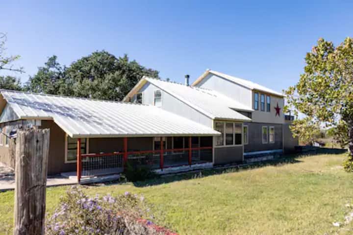 Twin Oaks Ranch (3 Houses) 9 Rooms, 15 Beds For 24 - Dripping Springs, TX